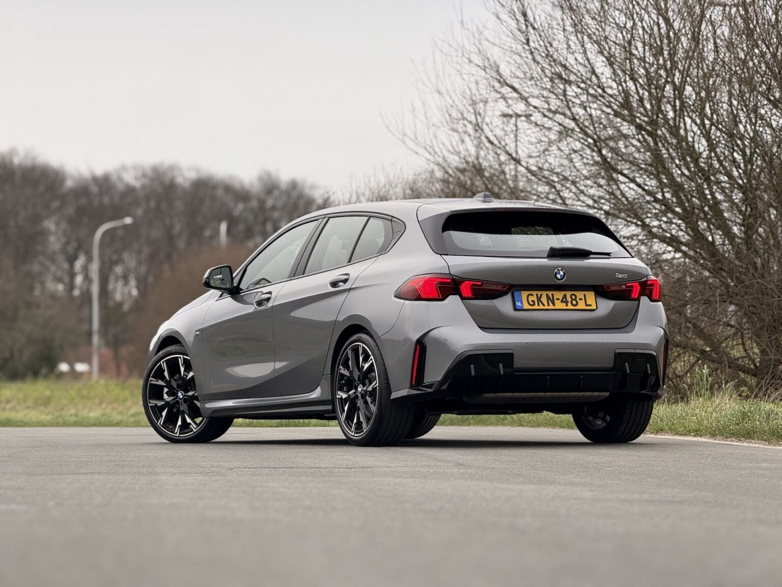 Critique - BMW 120 (2025), à quel point la BMW la moins chère est-elle ...